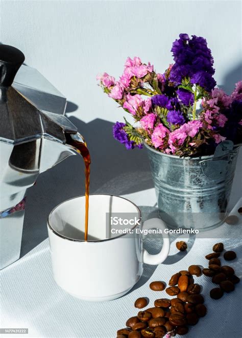 전통적인 커피 메이커 간헐천 커피 메이커 실버 간헐천 커피 메이커 부엌 용 장치 향기로운 커피 0명에 대한 스톡 사진 및 기타 이미지 Istock