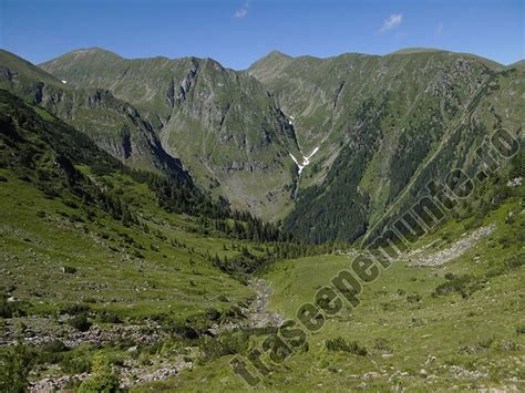 Traseu Spre Varful Moldoveanu Prin Caldarea Galbena De La Stana Din
