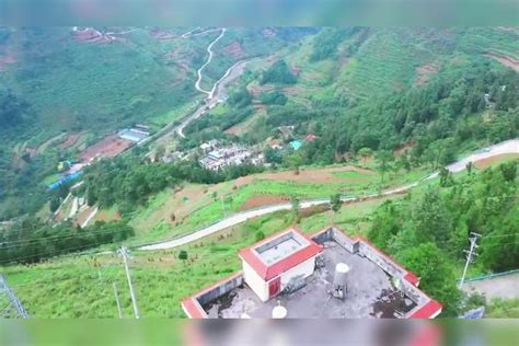 贵州一人家建房在反弓路随时有大车冲进屋的危险魂都吓飞了