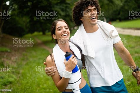 건강 하게 사는 자연에서 조깅 하는 아름 다운 커플 2명에 대한 스톡 사진 및 기타 이미지 2명 건강한 생활방식 근육질