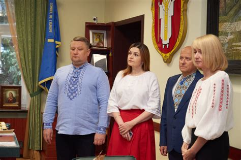 Відзнаку «Почесний громадянин Луцької міської територіальної громади вручили мамі загиблого