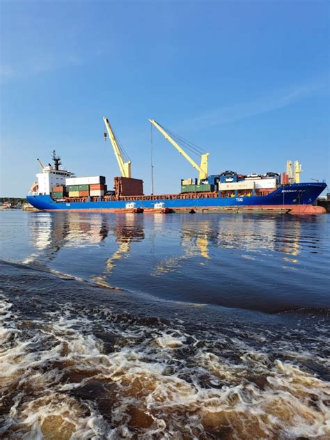 Cargo Ship Loses Containers Off The Port Iqaluit Canada Port News