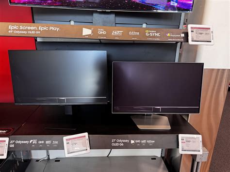 Samsungs Matte Qd Oled Panel Next To An Ips R Oled Gaming