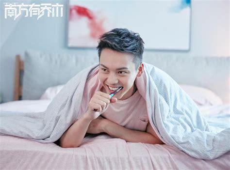陳偉霆床戲劇照曝光 趴在床上笑的呲牙咧嘴 也是沒誰了 每日頭條