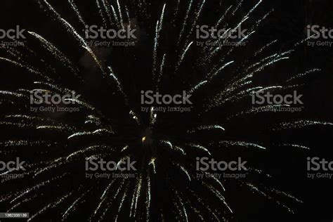 세스케 부데요비체 도시에서 밤에 새해 축하 불꽃놀이 검은 배경에 빛나는 반짝이 불꽃 놀이 0명에 대한 스톡 사진 및 기타 이미지