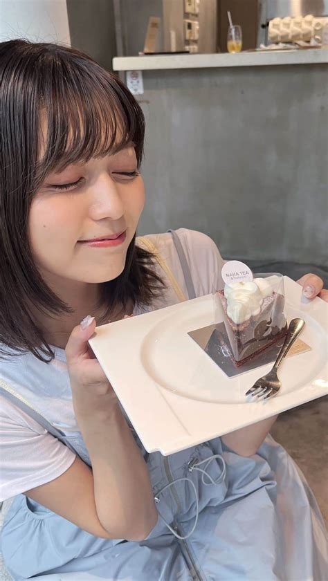 中村歩加さんのインスタグラム動画 中村歩加instagram「☕️カフェでまったり過ごした日💭 ガトーショコラを注文したのだけど
