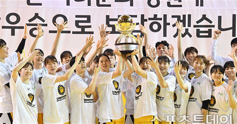 St포토 정규 우승 트로피 들어올리는 Kb스타즈 선수들