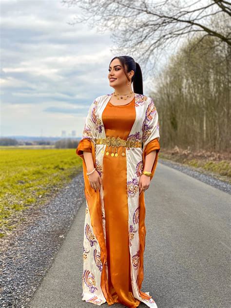 نازدار چەند وێنەیەکی خۆی بە جلی بەهاریەوە بڵاودەکاتەوە