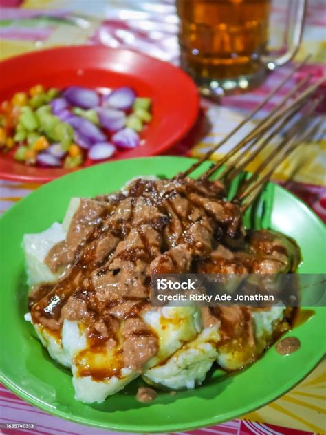 떡과 땅콩 소스를 곁들인 토끼 또는 치킨 사테 일반적으로 얇게 썬 양파와 고추를 추가로 곁들입니다 인도네시아 자바주 마두라의 전통 음식 가정 생활에 대한 스톡 사진 및 기타