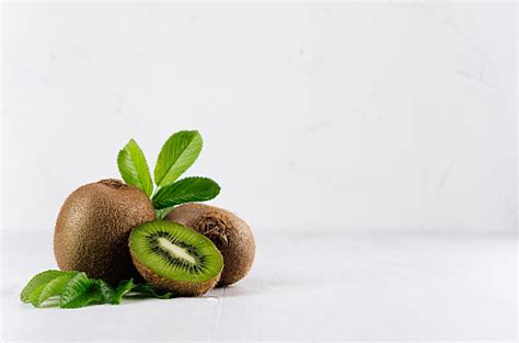 이국적인 Fruts슬라이스 드롭 주스와 우아한 화이트 주방 인테리어에 젊은 녹색 잎 맛있게 익은 살 키 위 0명에 대한 스톡