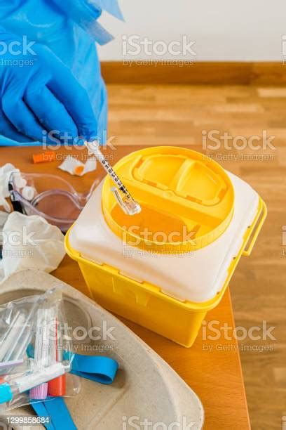 블루 라텍스 장갑을 가진 손은 병원에서 노란색 폐기물 용기에 주사기를 던져 약에 대한 스톡 사진 및 기타 이미지 약 건강