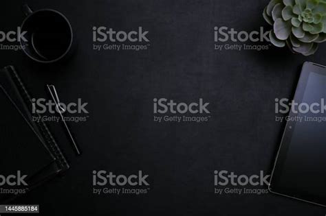 문구류 장식 공장 태블릿 및 검은색 배경에 복사 공간이 있는 최소한의 검은색 작업 공간 0명에 대한 스톡 사진 및 기타 이미지 Istock