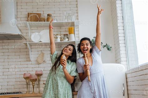 Dos Chicas De Diferentes Razas Divirti Ndose En La Cocina Foto De Stock En Vecteezy