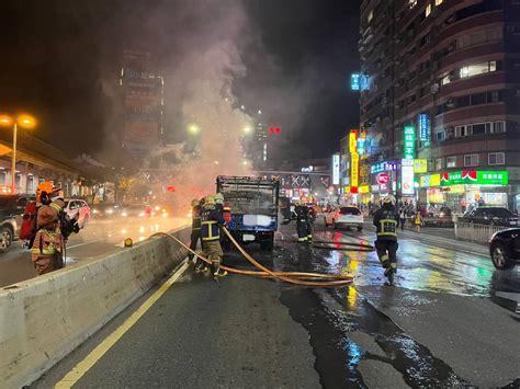 載水小貨車停紅燈後車斗詭竄火苗 瞬間變火球 駕駛驚險逃命