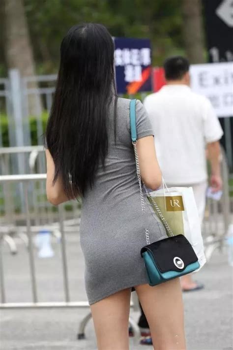 街拍灰色紧身包臀裙的美女看样子是在等人吧 每日头条