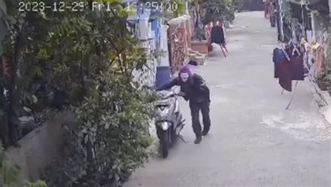 Polisi Cek Tkp Usai Video Maling Bertopeng Badut Viral Di Medsos Go Bekasi