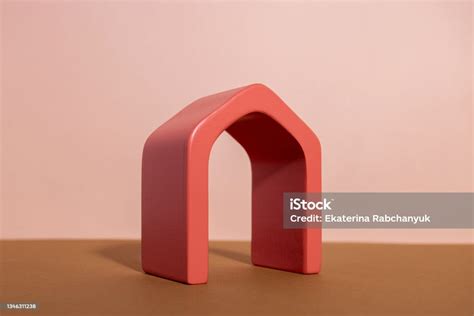 기하학적 모양 의 모양과 추상적 인 배경 트렌디 한 구성 파스텔 베이지 색 배경에 제품 프리젠 테이션을위한 전시 연단 아치