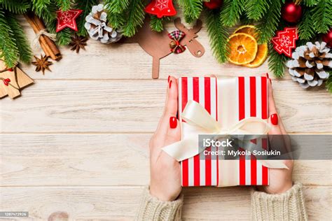 축제 나무 배경에 그녀의 손에 선물 상자를 들고 여자의 최고 보기 전나무 나무와 크리스마스 장식 새해 시간 컨셉 강림절에 대한 스톡 사진 및 기타 이미지 Istock