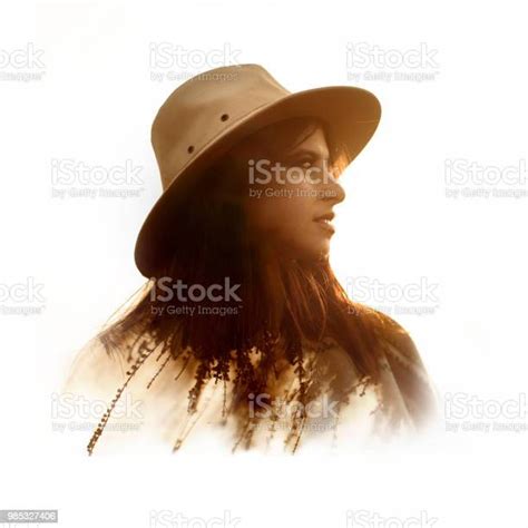 아름 다운 Boho 여자의 일몰에 산맥 모자와 판 초를 입고 크리에이 티브 이중 노출 다중 노출에 대한 스톡 사진 및 기타