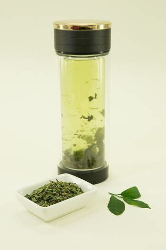 일본 차 구운 라이스와 차 마카차는 이중 유리 열 접시에 양조된다 레몬 잎 흰색 배경에 흰색 그릇에 격리 가루로 빻은에 대한 스톡 사진 및 기타 이미지 Istock