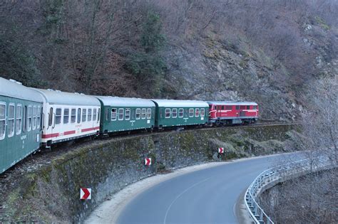 ОПАСНА ИГРА Деца слагат големи камъни на линията на теснолинейката СНИМКИ Информационна