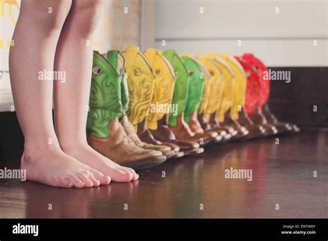 Garçon aux pieds nus Banque de photographies et dimages à haute
