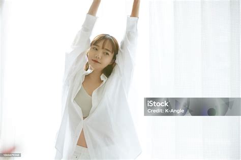 창가에서 젊은 아시아 여성의 자연의 아름다움 초상화 속옷에 대한 스톡 사진 및 기타 이미지 속옷 스트레칭 여자 Istock