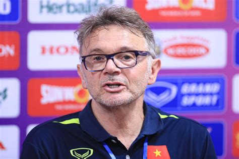 HLV Troussier hi vọng các tuyển thủ Việt Nam được ra sân tại V League