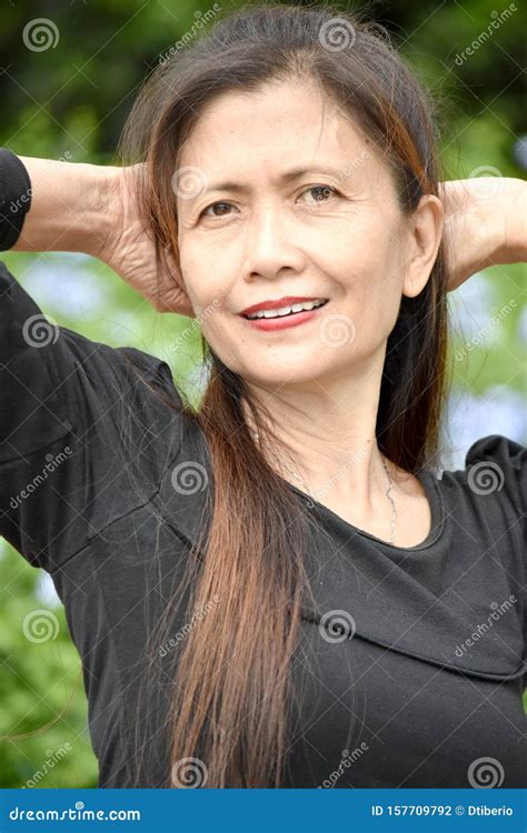 A Filipina Female Senior Relaxing Arkivfoto Bild Av Pensionär Vuxen