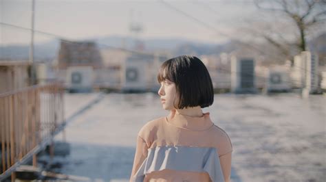 Tomoo、ドラマ『ソロ活女子のススメ4』opテーマ「あわいに」mv公開 街中でのナチュラルな映像に ライブドアニュース