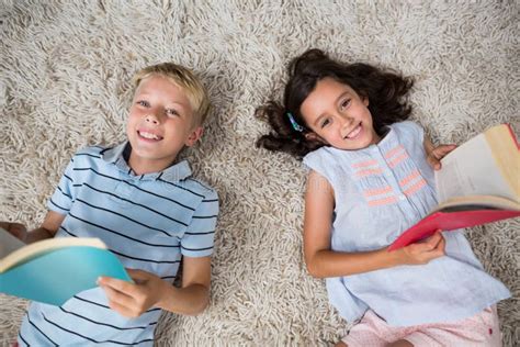 Retrato De Los Hermanos Que Mienten En La Manta Y El Libro De Lectura