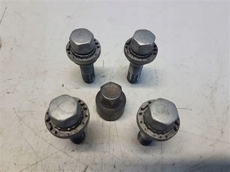 VOLVO XC40 Śruby zabezpieczające złodziejki 31660916 za 199 zł z ...