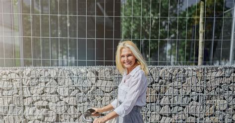 주말에 화창한 날에 쉬고 있는 우아한 캐주얼 옷을 입은 행복한 쾌활한 여성의 전체 길이 초상화 사진 Unsplash의 사람 이미지