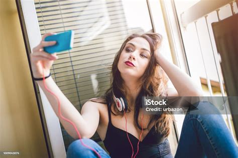 바닥에 앉아 여자 재미 있고 Selfie를 만들기 20 29세에 대한 스톡 사진 및 기타 이미지 20 29세 가정 생활
