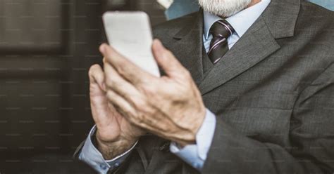 기술은 현대 시대입니다 그의 손에 스마트 폰을 들고 수석 사업가 닫으십시오 사진 Unsplash의 휴대폰 이미지