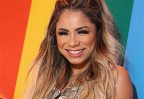 Sbt Tv Cantora Lexa Surge De Pijama Decotado Nas Redes Sociais E