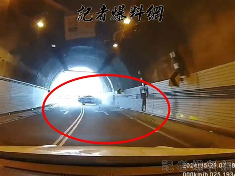 影累了？萬里隧道內男駕車疑恍神 自撞貼壁一路摩擦失控撞擊影片曝光