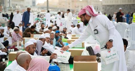 توزيع 36 ألف وجبة إفطار صائم يوم عاشوراء بالمسجد الحرام الديرة نيوز
