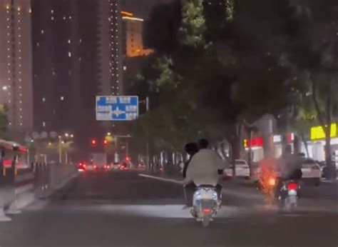 有片｜骑车拿烟花喷射路人致铁骑士倒地 两少男被予以行政处罚 星岛日报