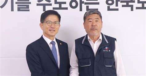 김문수 장관 취임 후 첫 한국노총 방문…“대한민국 건국의 주역”