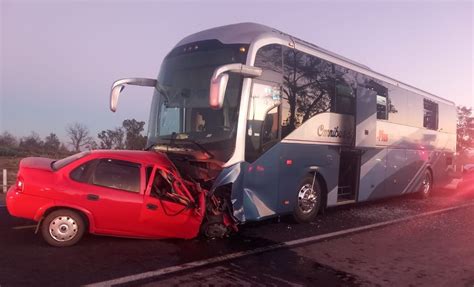 Autobús se traga un coche Dos muertos El Reportero