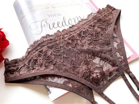 Bragas Sin Entrepierna De Encaje Marrón Para Una Mujer Increíble Experiencia De Ropa Interior