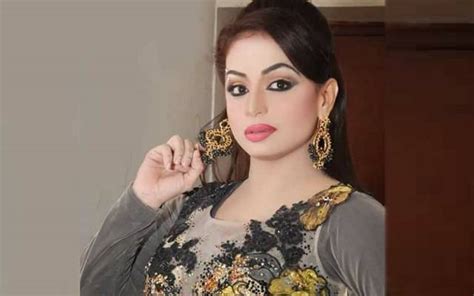 غیر اخلاقی پرفارمنس پابندی؛ سٹیج اداکارہ ندا چوہدری کا موقف سامنے آگیا