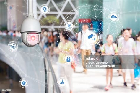 기계 학습 분석 사람 기술 인공 지능 빅 데이터 Iot 개념을 식별합니다 Cctv 보안 카메라와 얼굴 인식 사람들이 스마트 시티
