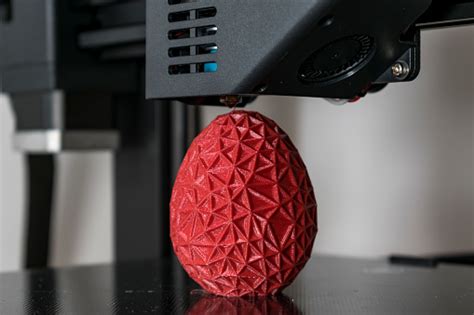 빨간색 다각형 달걀을 인쇄하는 3d 프린터 클로즈업 3차원 인쇄에 대한 스톡 사진 및 기타 이미지 3차원 인쇄 0명 3d