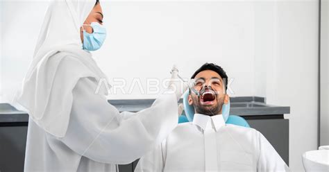 معالجة الأسنان بالحشوات التجميلية، مفهوم تخفيف الشعور بالألم، طبيبة