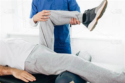 关节、膝盖、腿部疼痛治疗。理疗师做治疗锻炼病人的膝盖特写