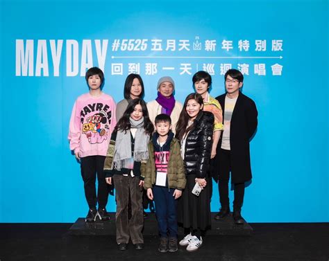 炫耀文🥰🥰 除夕終於收到與五月天的合照，很開心，因為信爸信媽 的疼愛讓我們有機會進入小房間見了五月天，我只能說我的眼睛從來沒有離開阿信😂😂😂