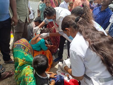 An Accident Between A Rickshaw And An Eco Car Near Punasan Bus Station In Siddapur 6 Passengers