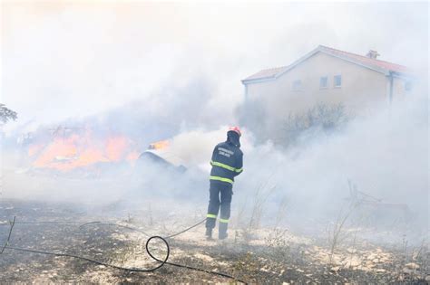Veliki požar u Dalmaciji Vatra zahvatila kuće kolaps na cesti prema